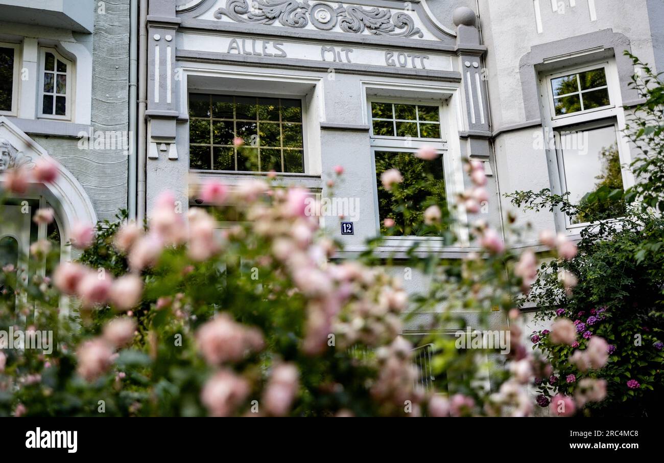 Kiel, Germany. 12th July, 2023. Roses grow outside the front door of ...