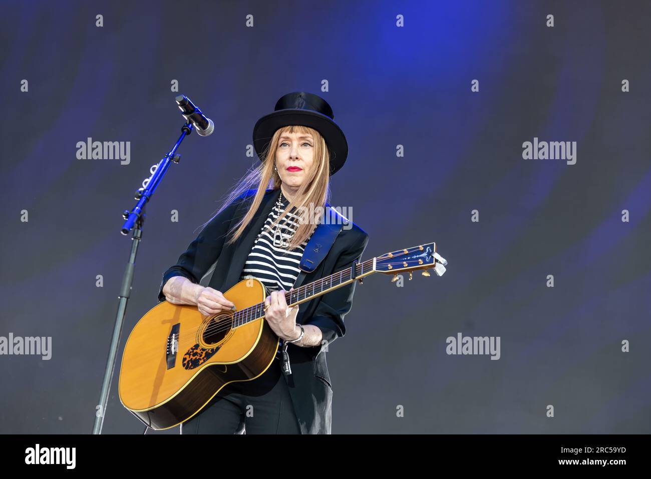 American singer suzanne vega performs hi-res stock photography and ...