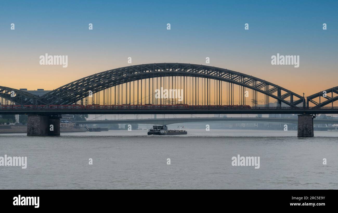 Traffic flowing over bridge hi-res stock photography and images - Alamy