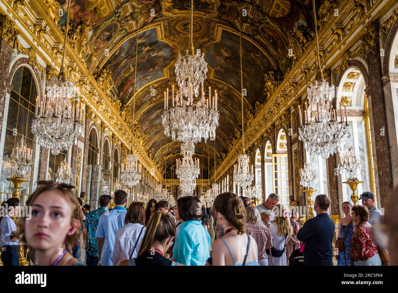 Hall of Mirrors with crowds of people, Palace of Versailles, Château de ...
