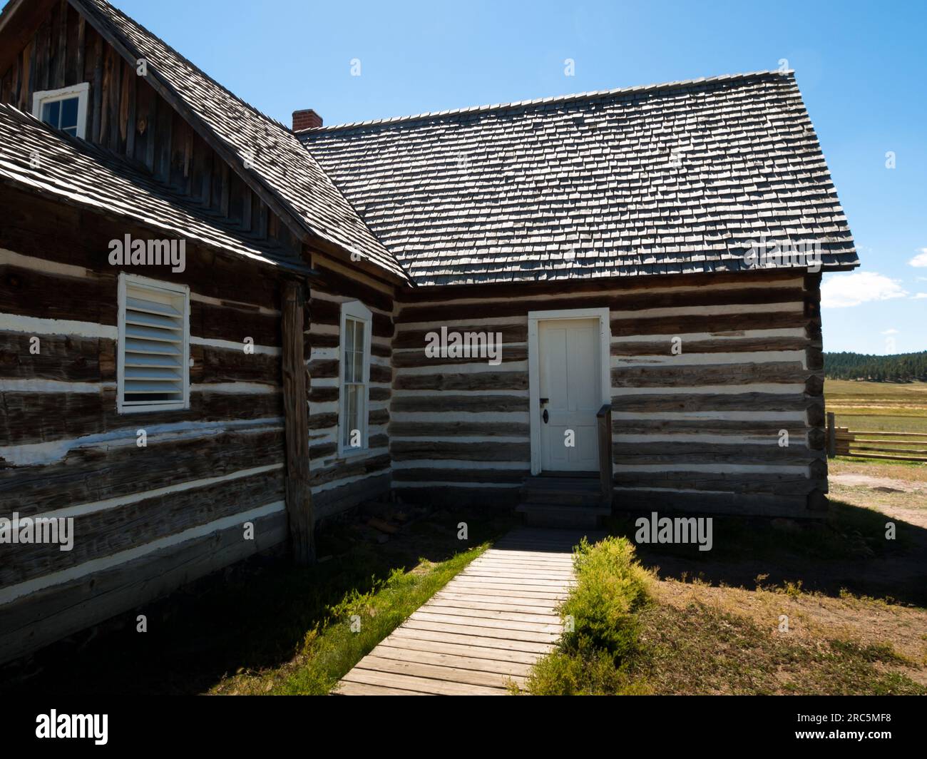 Rustic log cabin on the farm Stock Photo - Alamy