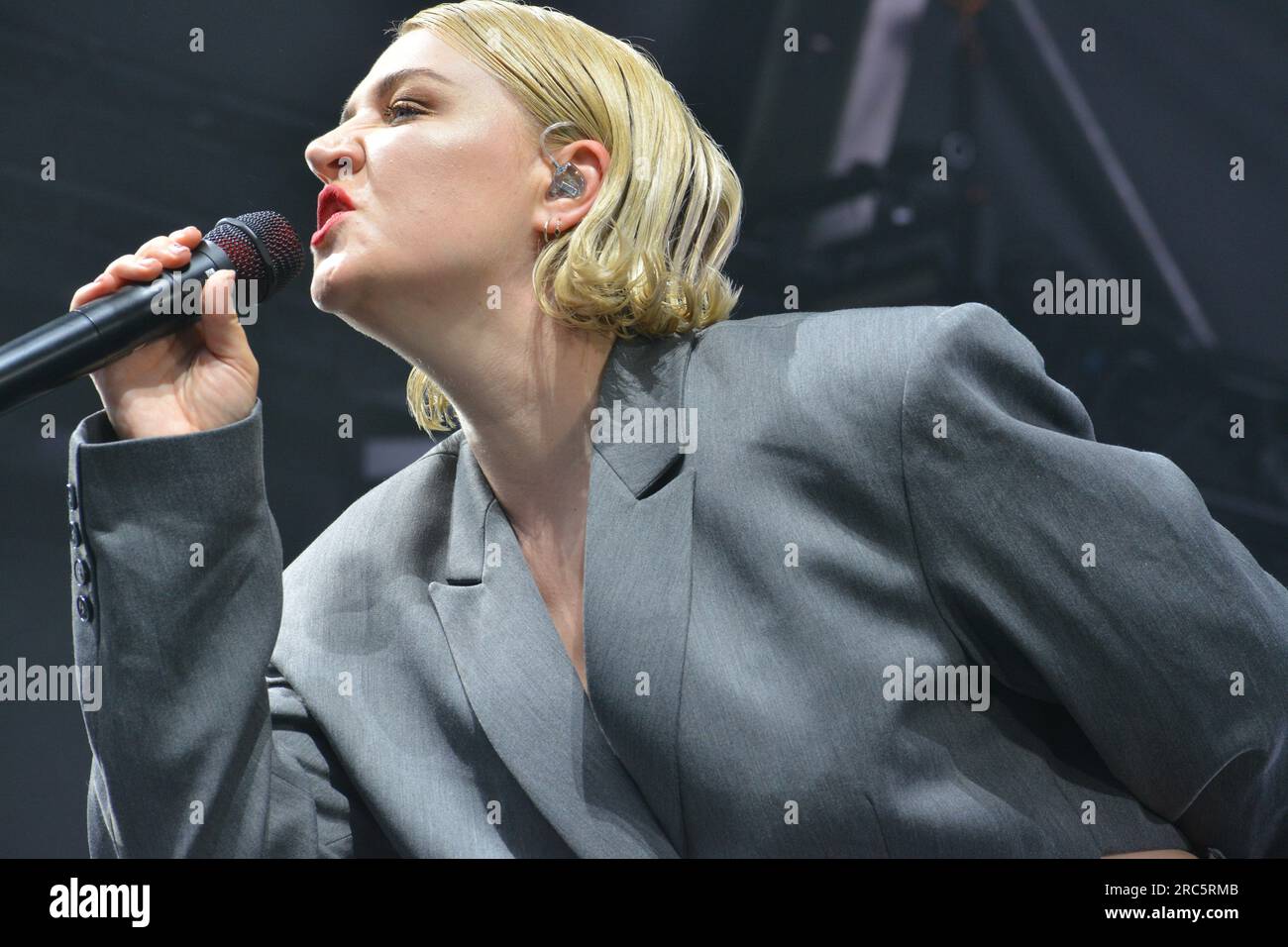 Self esteem singer hi-res stock photography and images - Alamy