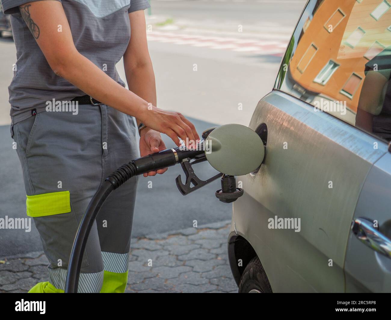 Pumping gas young man woman hi-res stock photography and images - Alamy