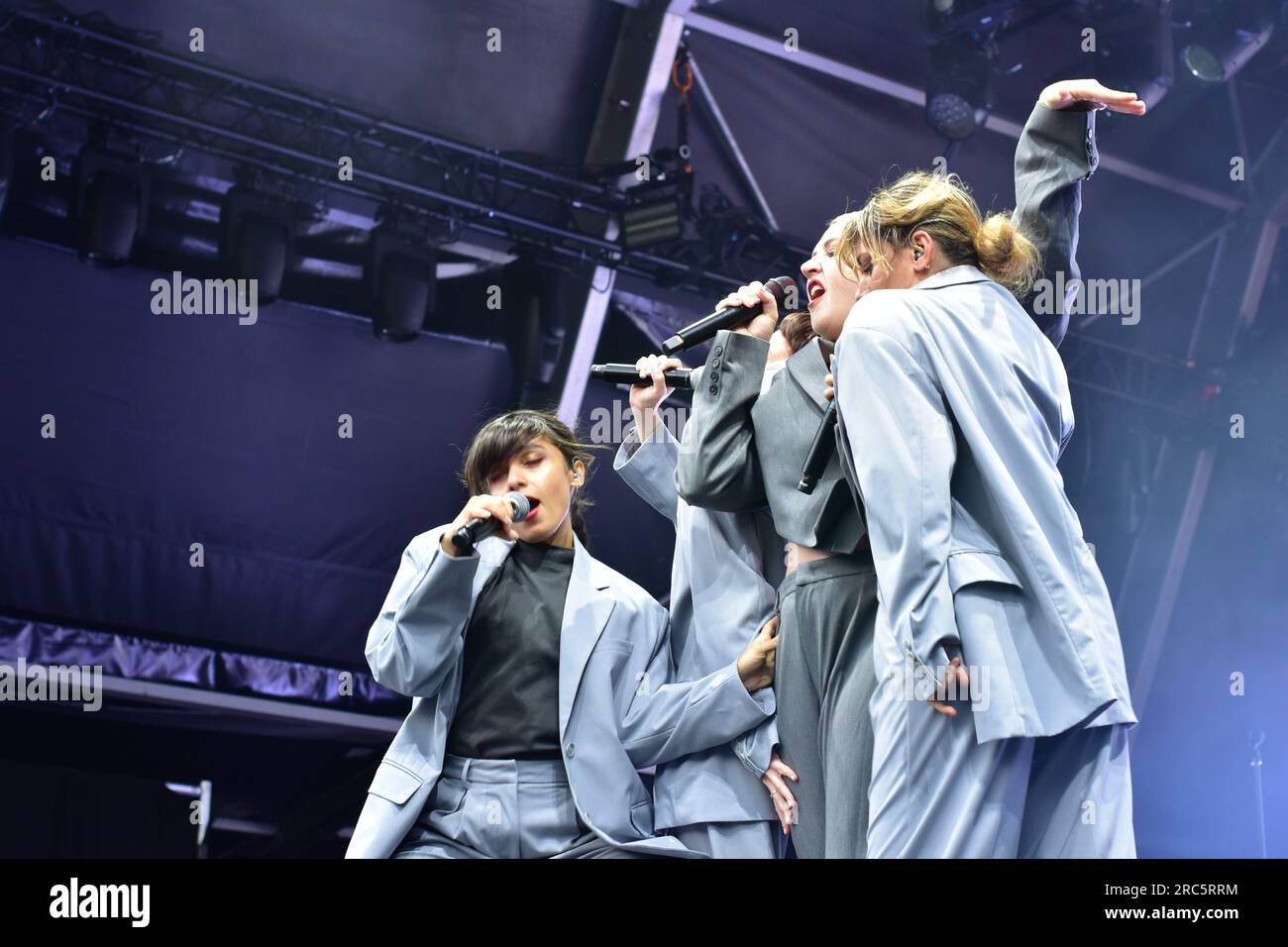 Self esteem singer hi-res stock photography and images - Alamy