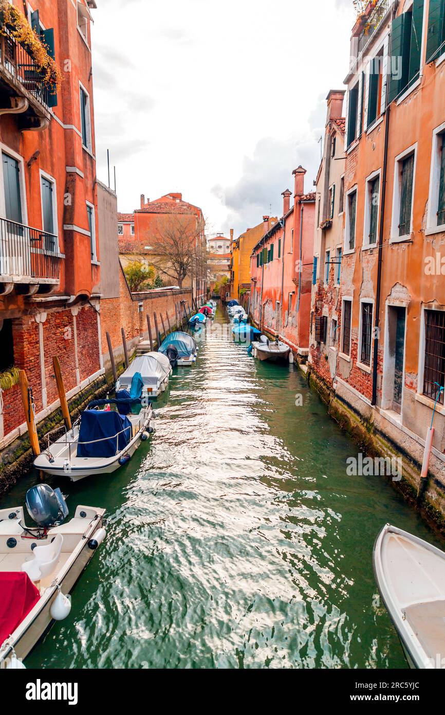 Beautiful canals and traditional Venetian buildings in Venice, Veneto ...