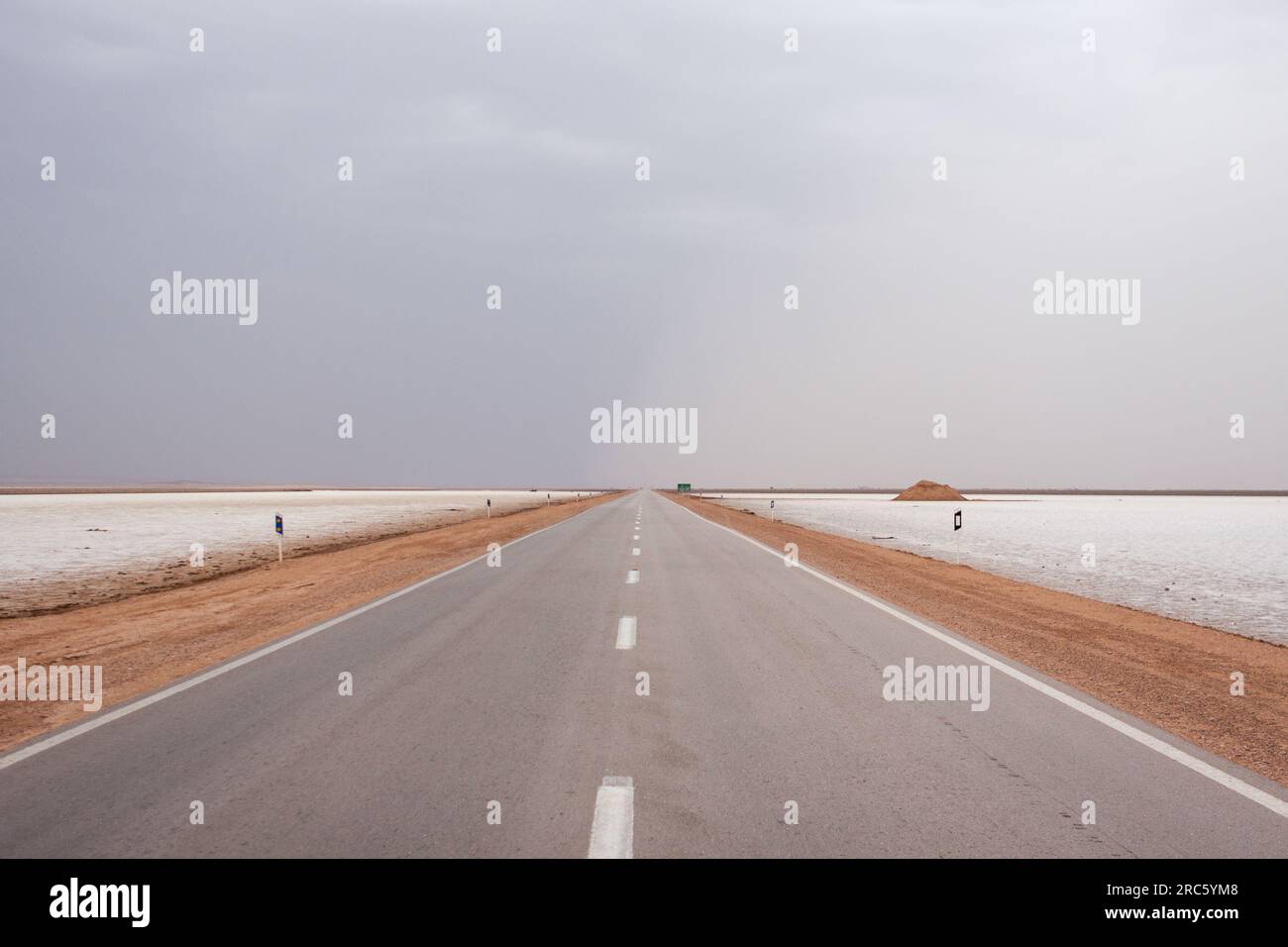 Road to horizon through salt desert Dasht-e Kavir, Iran Stock Photo - Alamy