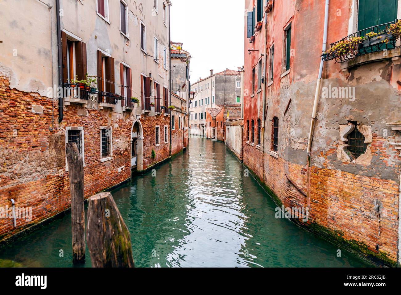 Beautiful canals and traditional Venetian buildings in Venice, Veneto ...