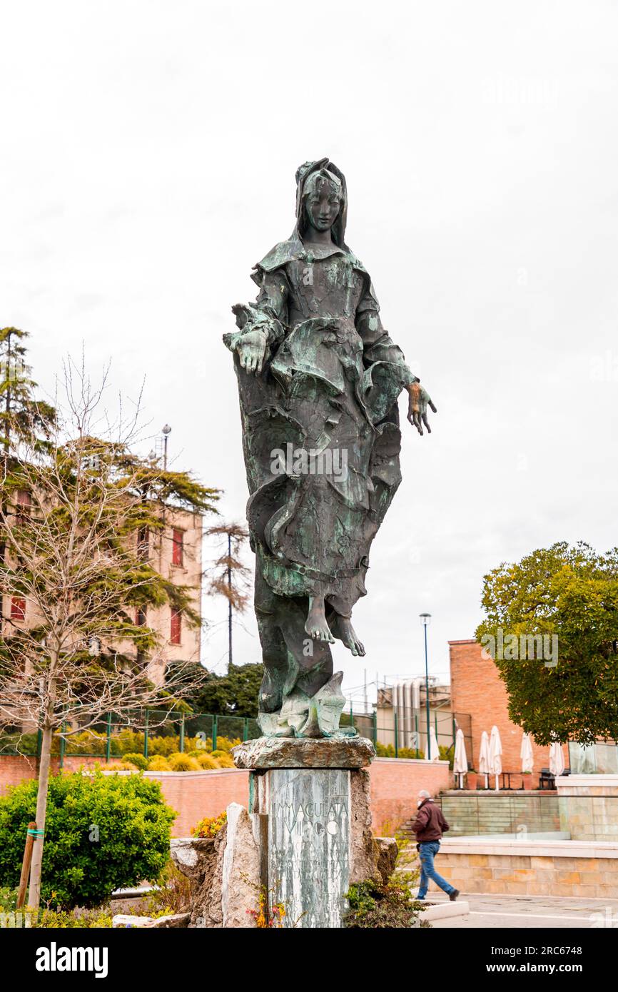 Bronze statue of the virgin mary hi-res stock photography and images ...