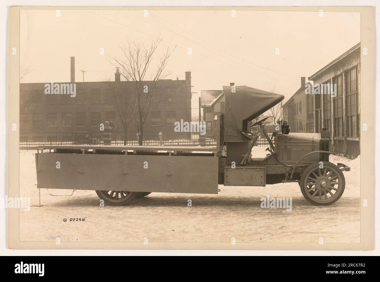 American soldiers in World War I, wearing gas masks and helmets ...