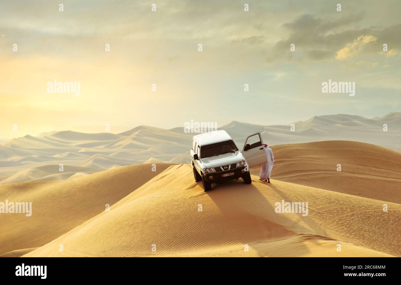 Breakdown in the desert Stock Photo - Alamy