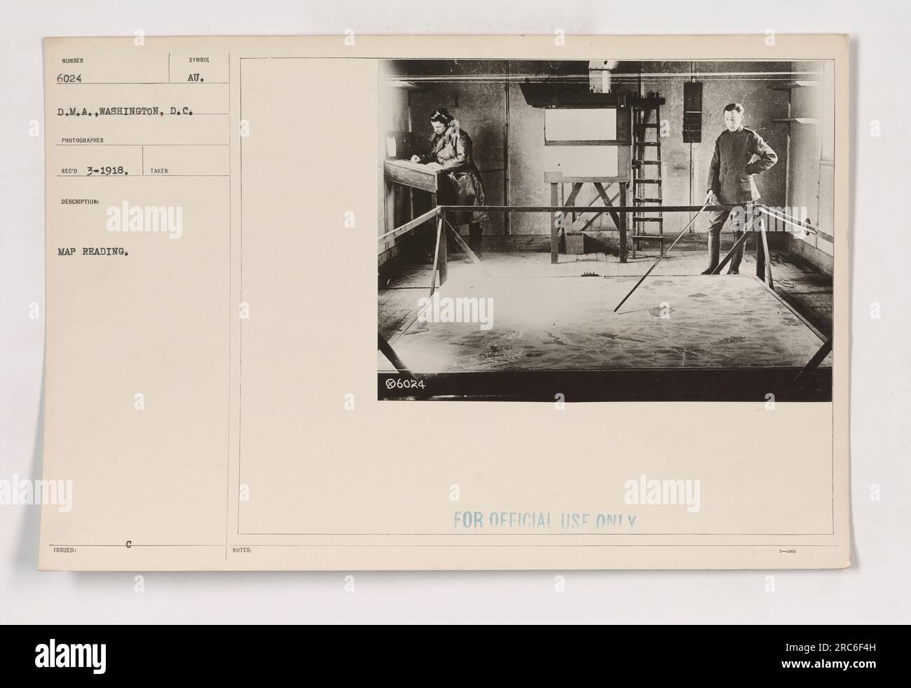 Soldier reading a map hi-res stock photography and images - Alamy