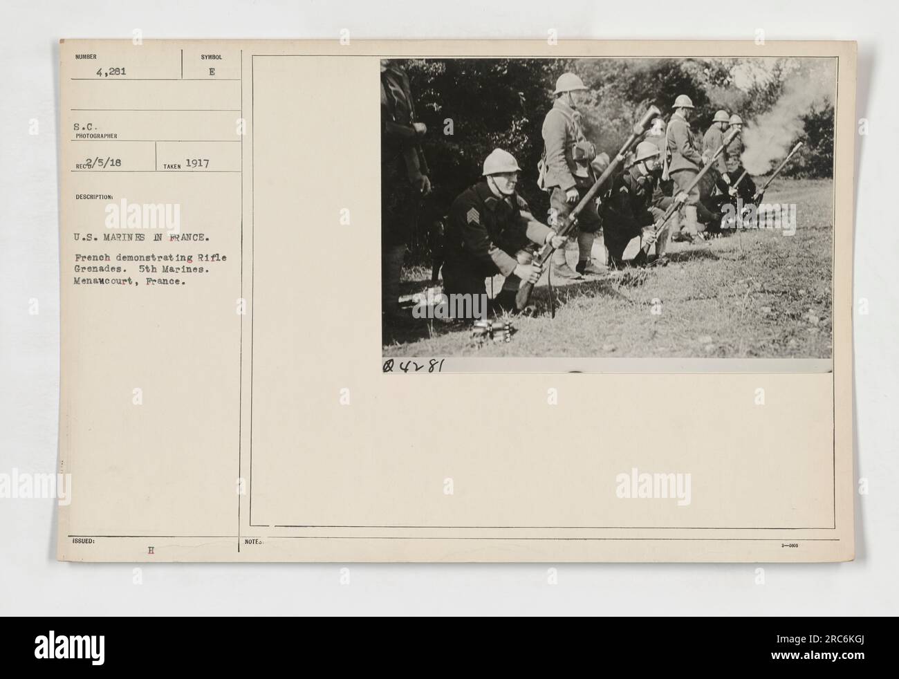 US Marines in France during World War I demonstrate how to use rifle ...