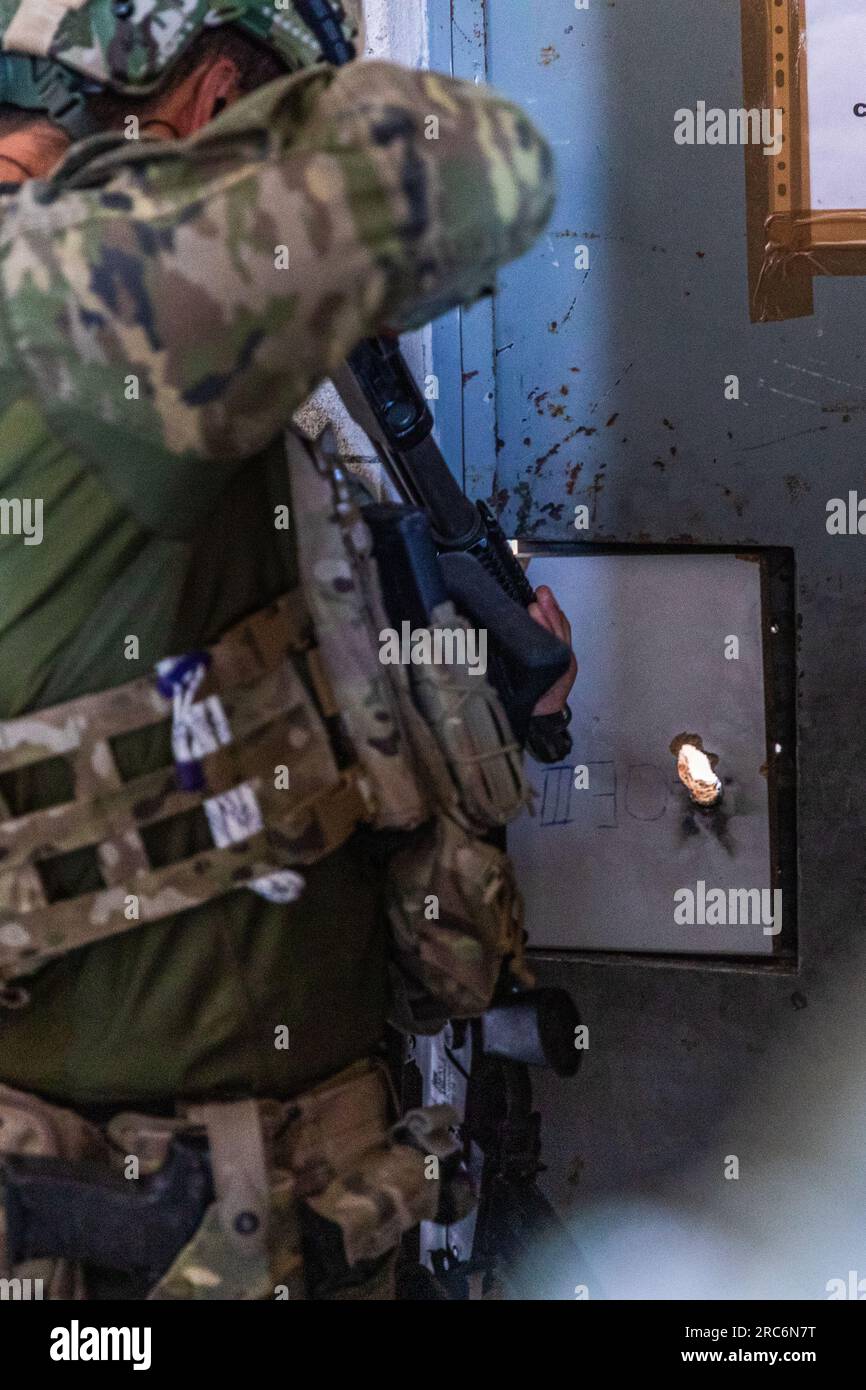 A U.S. Army Green Beret with 10th Special Forces Group (Airborne ...