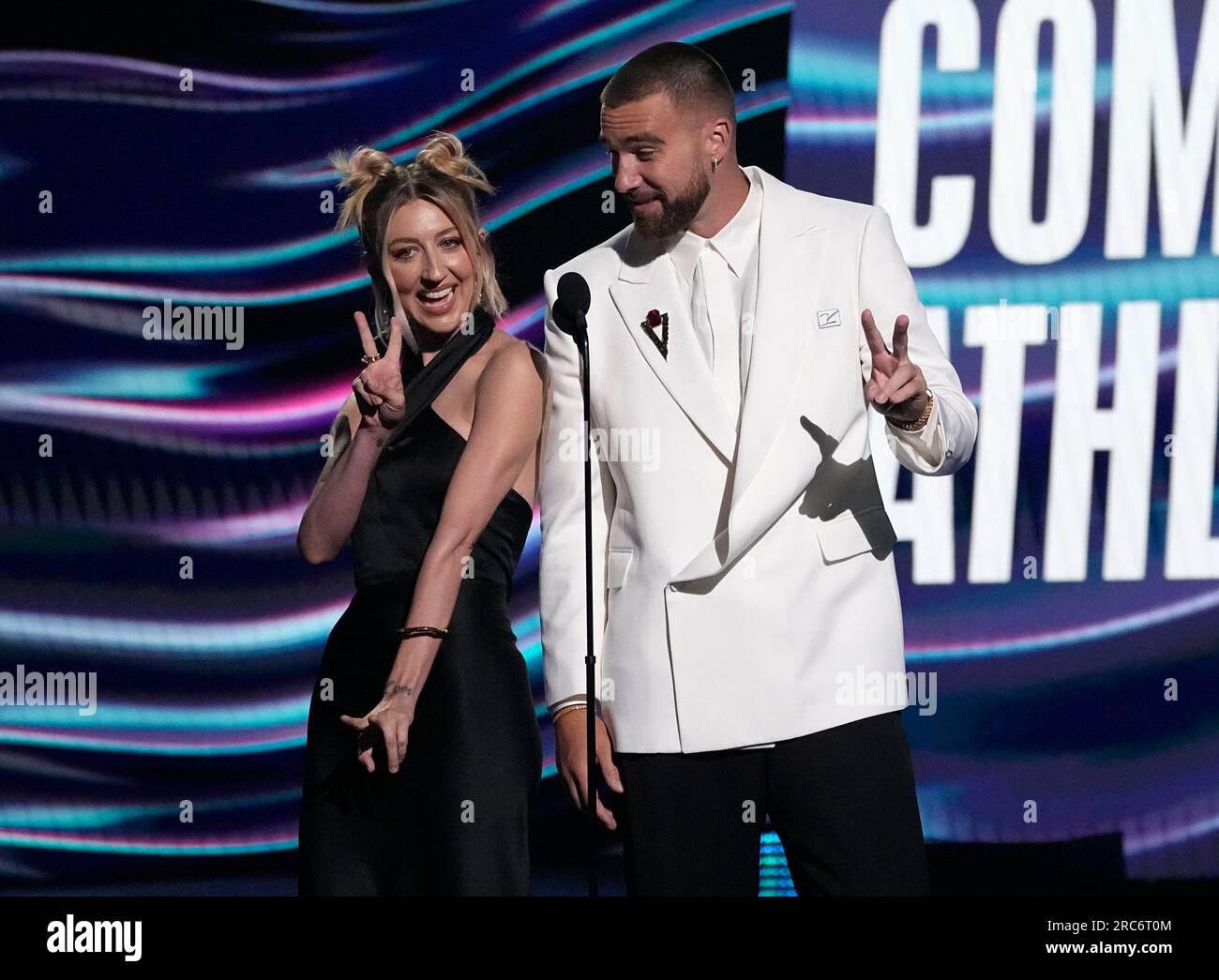 Heidi Gardner, left, and professional NFL football player Travis Kelce ...