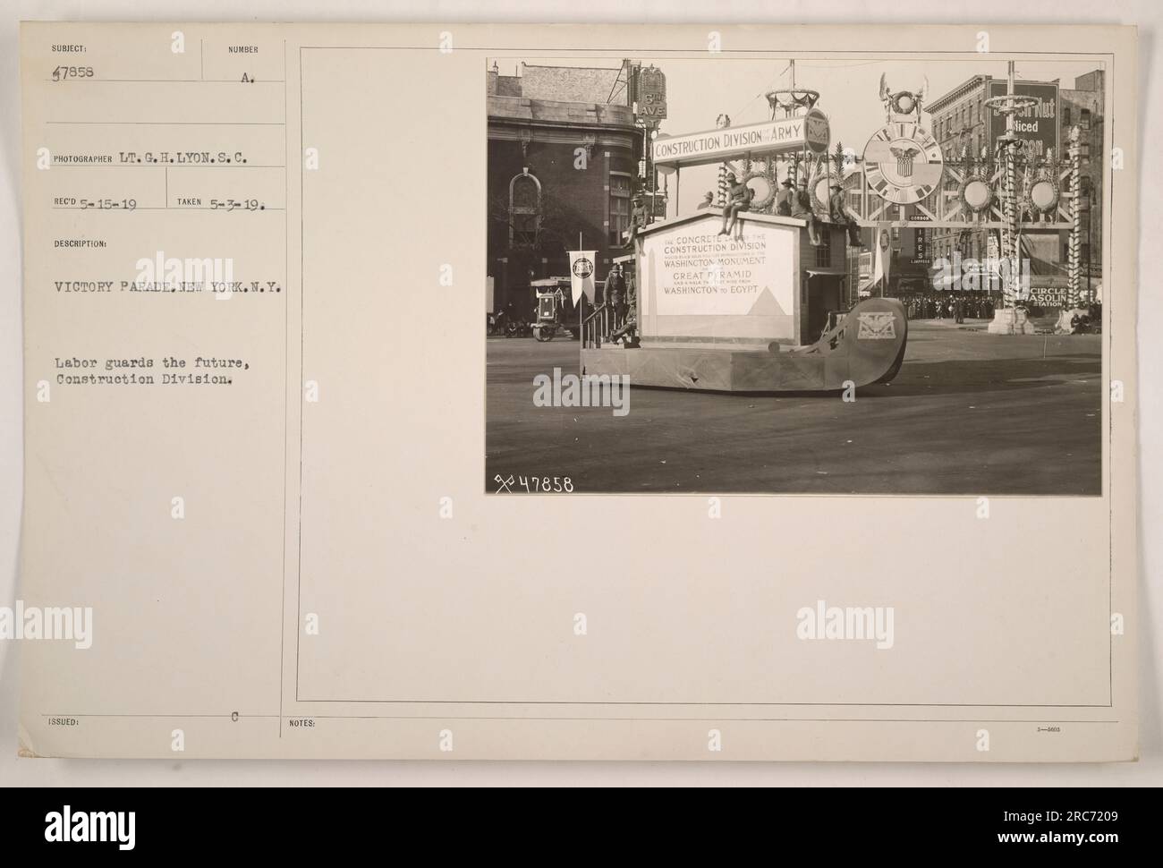 Construction workers participate in the Victory Parade in New York, New ...