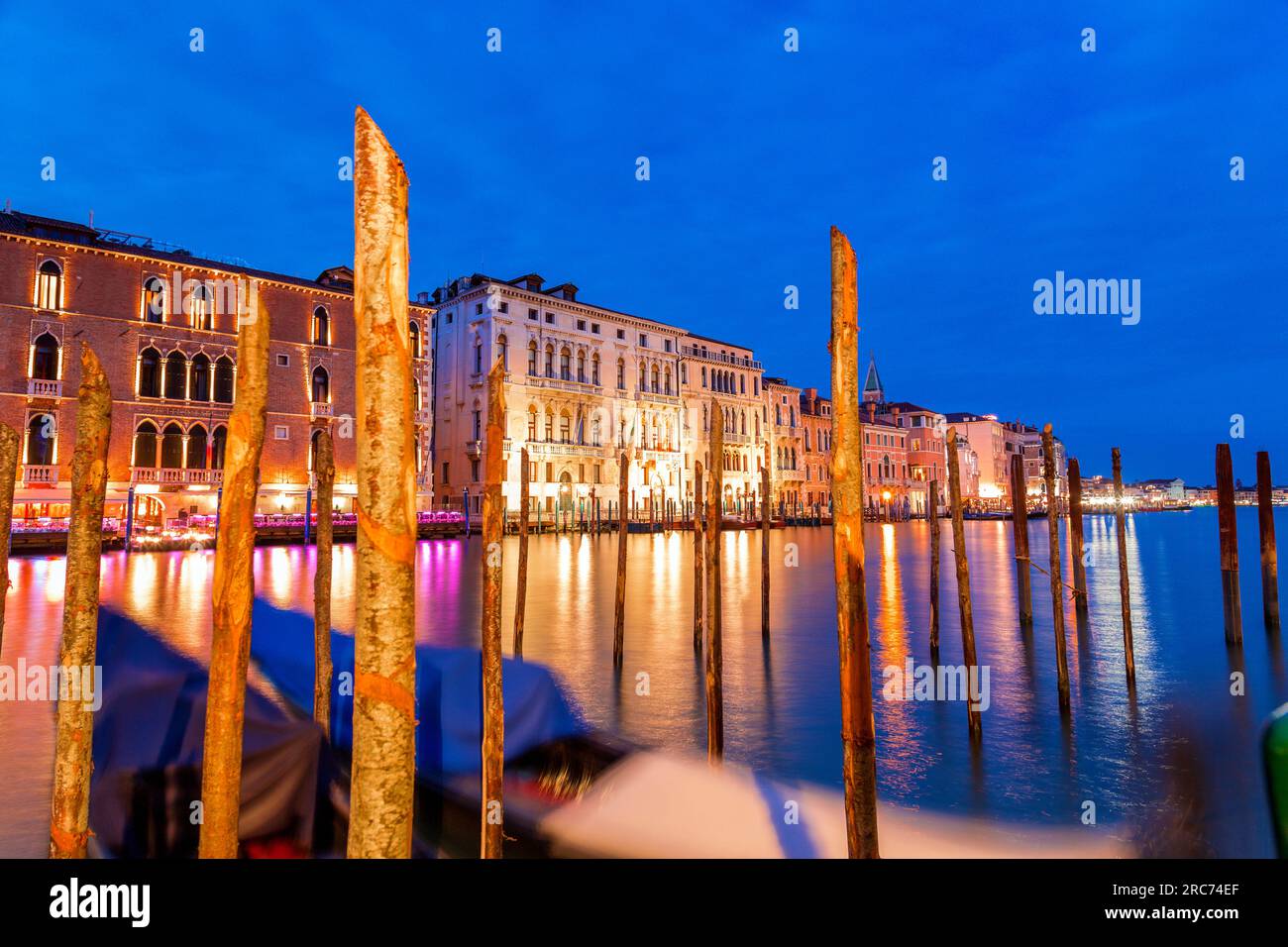 Beautiful canals and traditional Venetian buildings in the evening in ...
