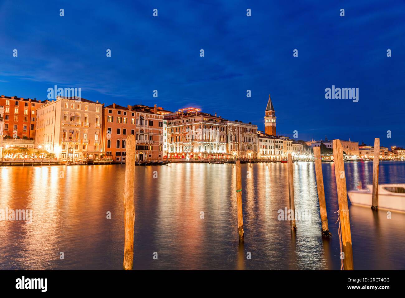 Beautiful canals and traditional Venetian buildings in the evening in ...