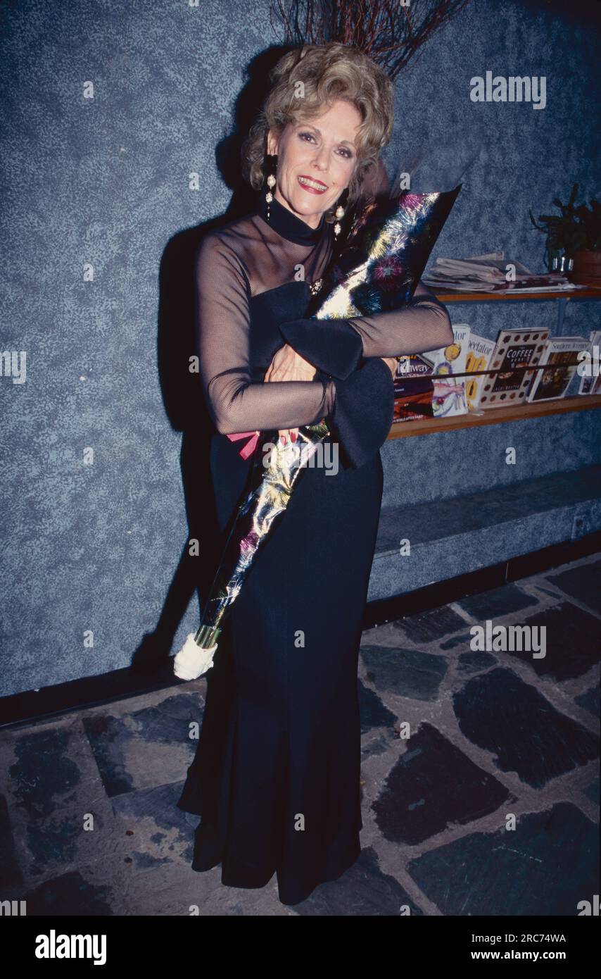 Eileen Fulton performing her cabaret act to benefit AIDS organization ...