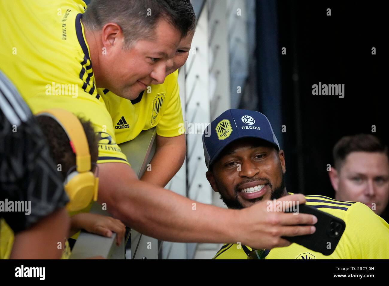 Tennessee Titans safety Kevin Byard, right, poses for a picture with a ...