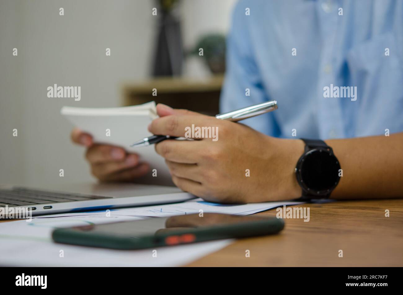 Reading data charts and graphs hi-res stock photography and images - Alamy