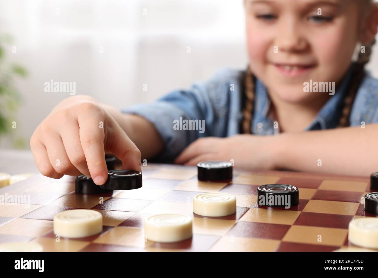 Girl learning checkers hi-res stock photography and images - Alamy