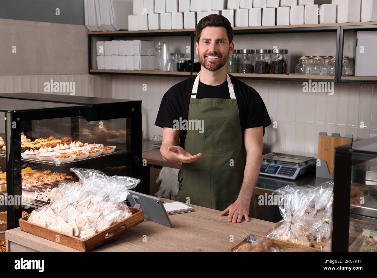 Bakery cashier hi-res stock photography and images - Alamy