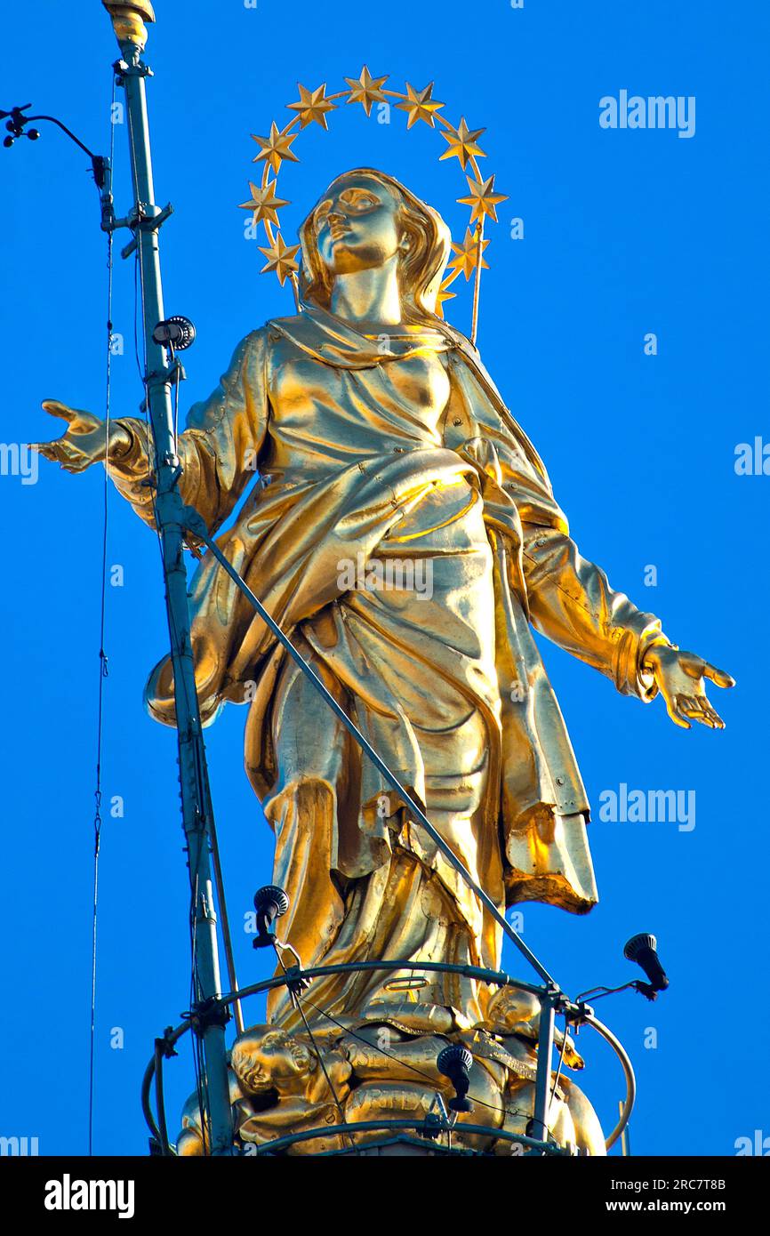 Duomo madonnina hi-res stock photography and images - Alamy