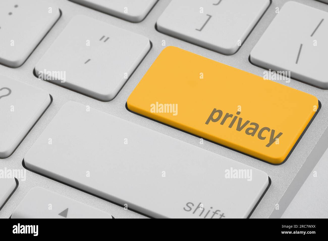 Yellow button with word Privacy on keyboard, closeup Stock Photo - Alamy