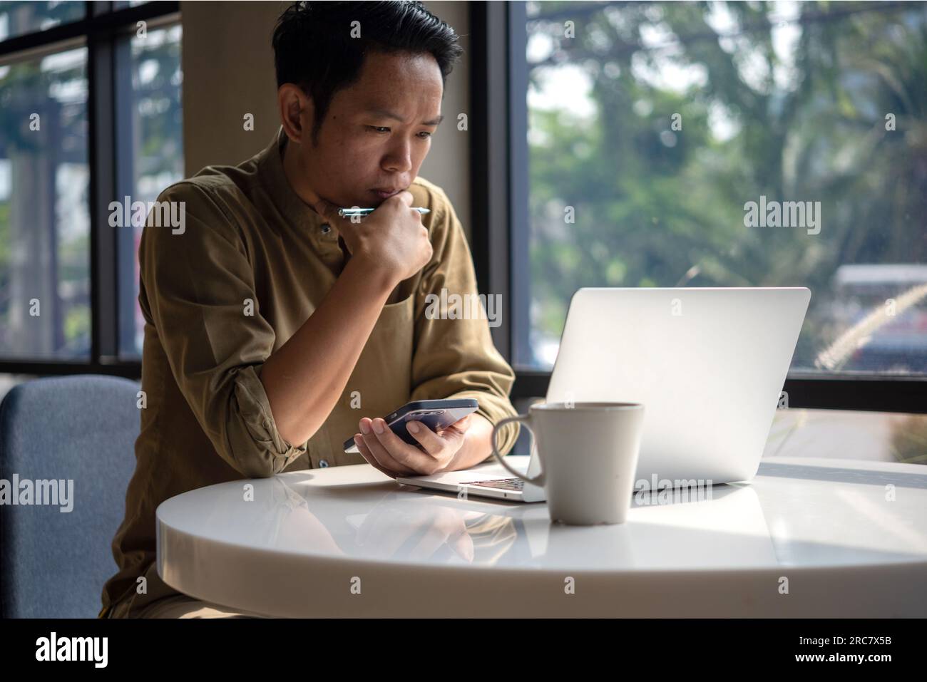 Coding screen face hi-res stock photography and images - Alamy