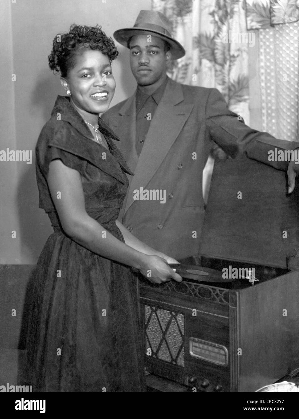 United States: c. 1940. A stylish African American couple playing 78 ...