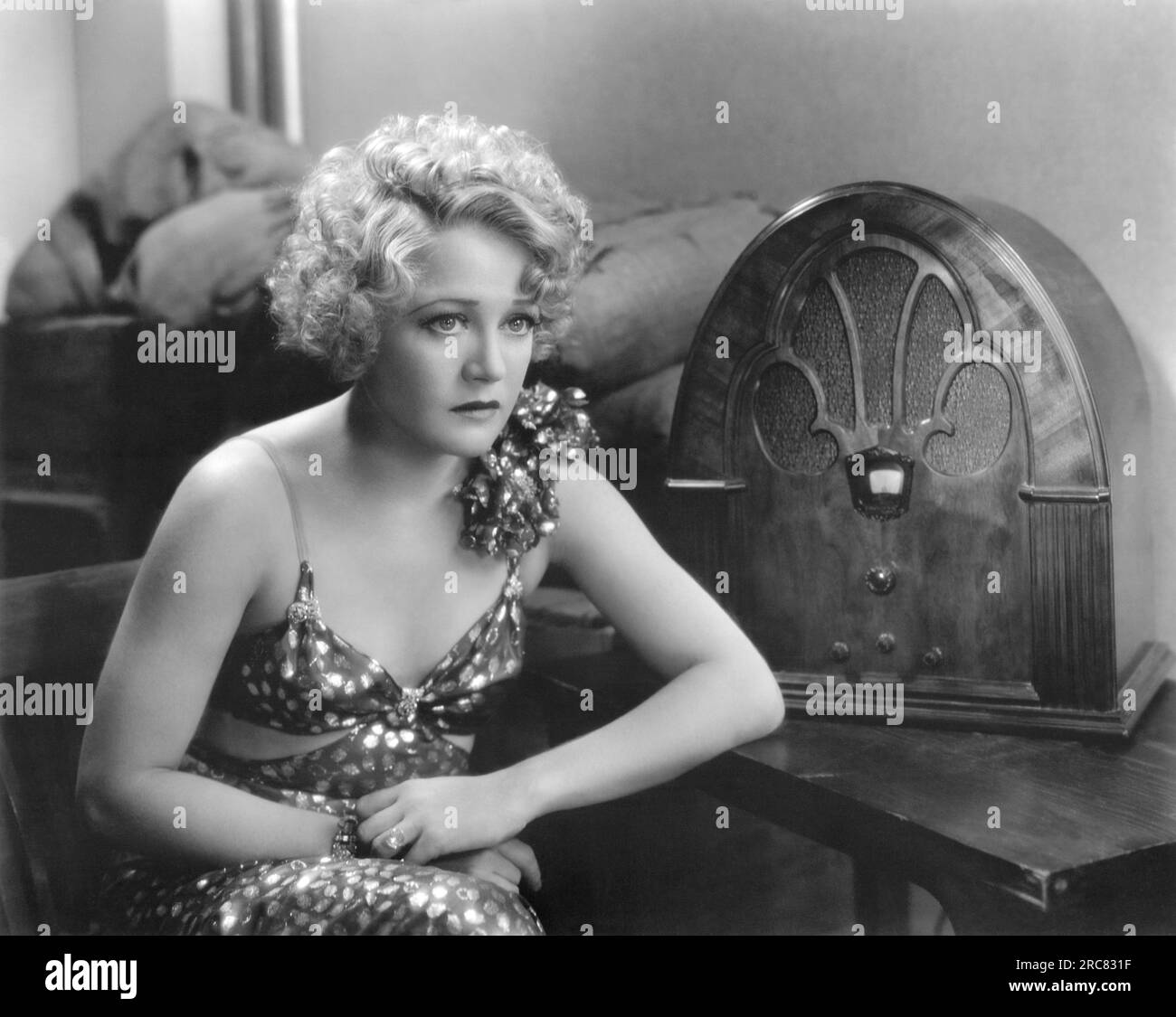 Woman listening radio vintage Black and White Stock Photos & Images - Alamy