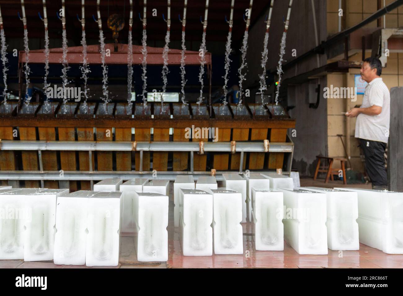 HEFEI, CHINA - JULY 13, 2023 - Workers fill an ice tank with water at ...