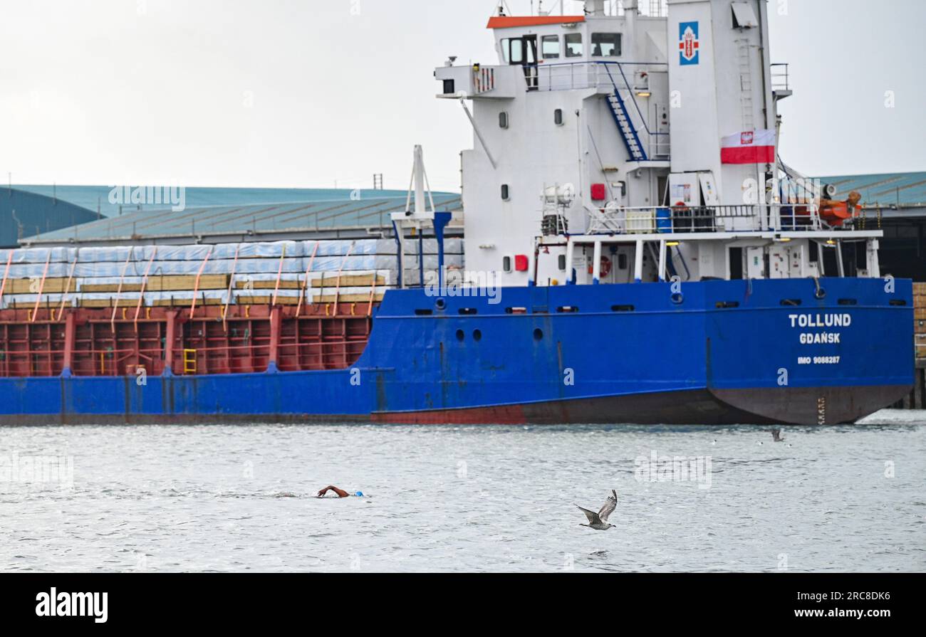 Ship arriving in port hi-res stock photography and images - Alamy