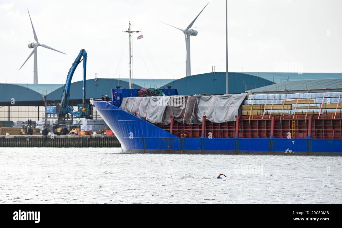 Ship arriving in port hi-res stock photography and images - Alamy