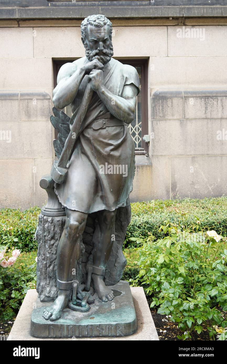 Lifelike human statue hi-res stock photography and images - Alamy