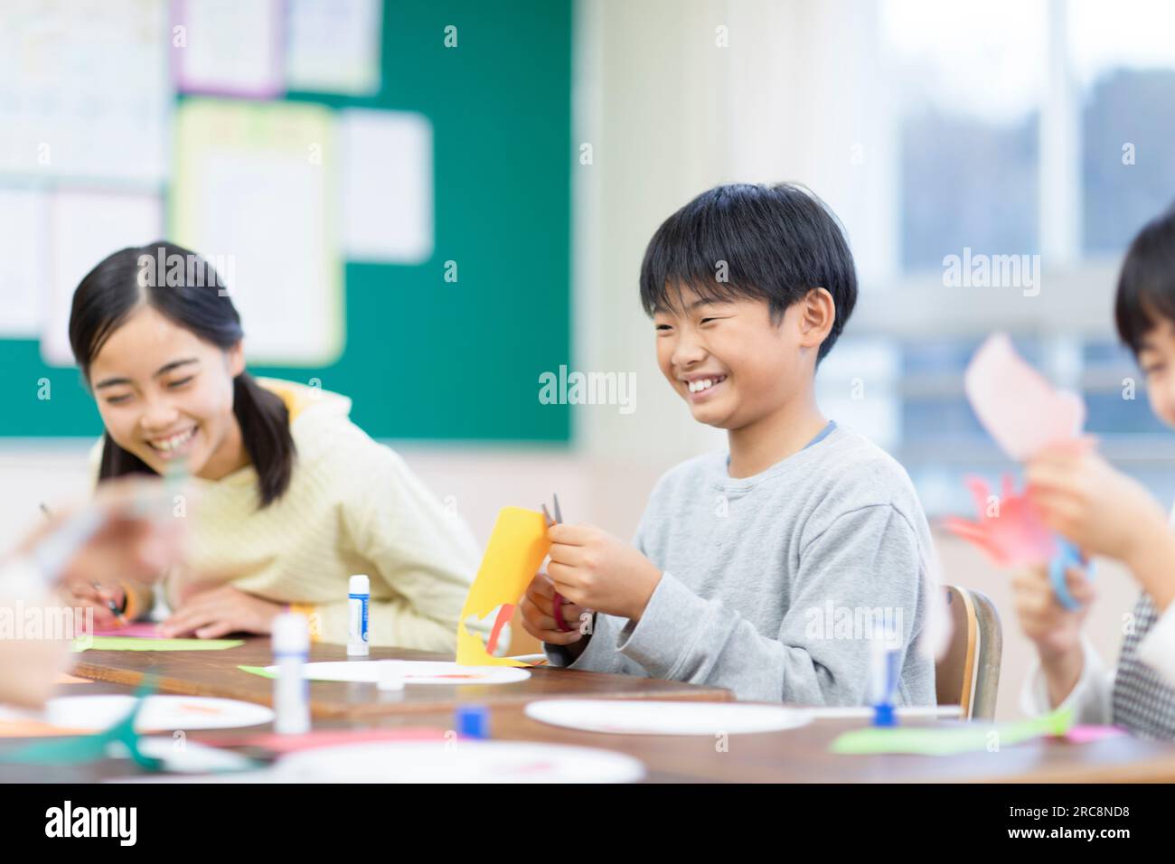 Elementary students doing crafts in the classroom Stock Photo - Alamy