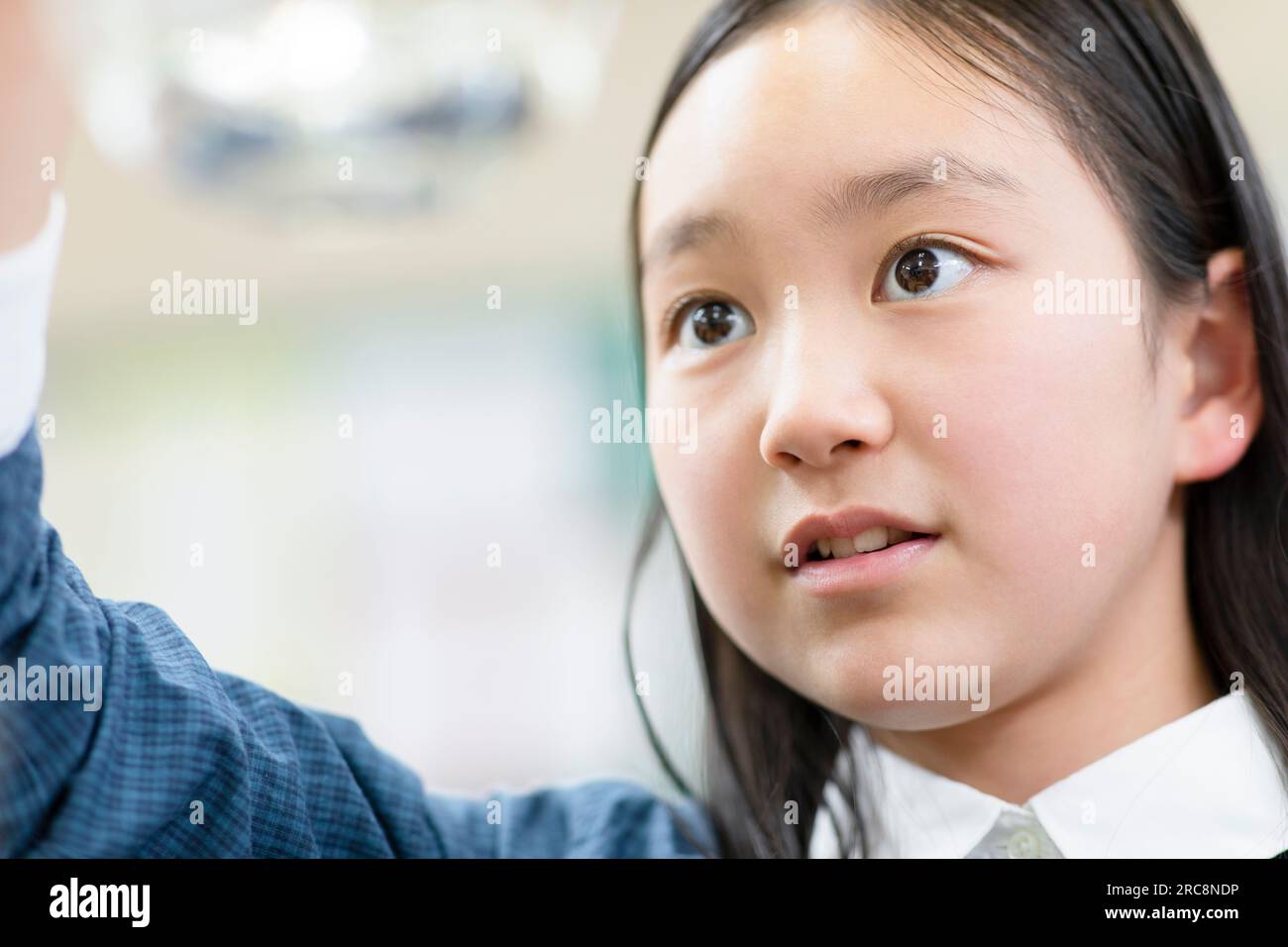 Elementary school students conducting experiments in the classroom ...
