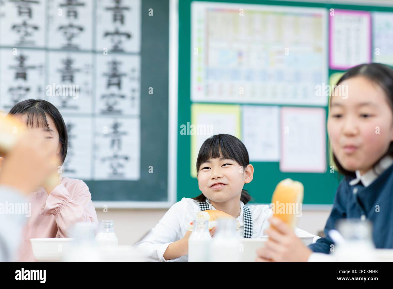 Elementary school students eating school lunch Stock Photo - Alamy
