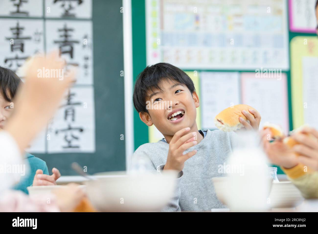 Elementary school students eating school lunch Stock Photo - Alamy