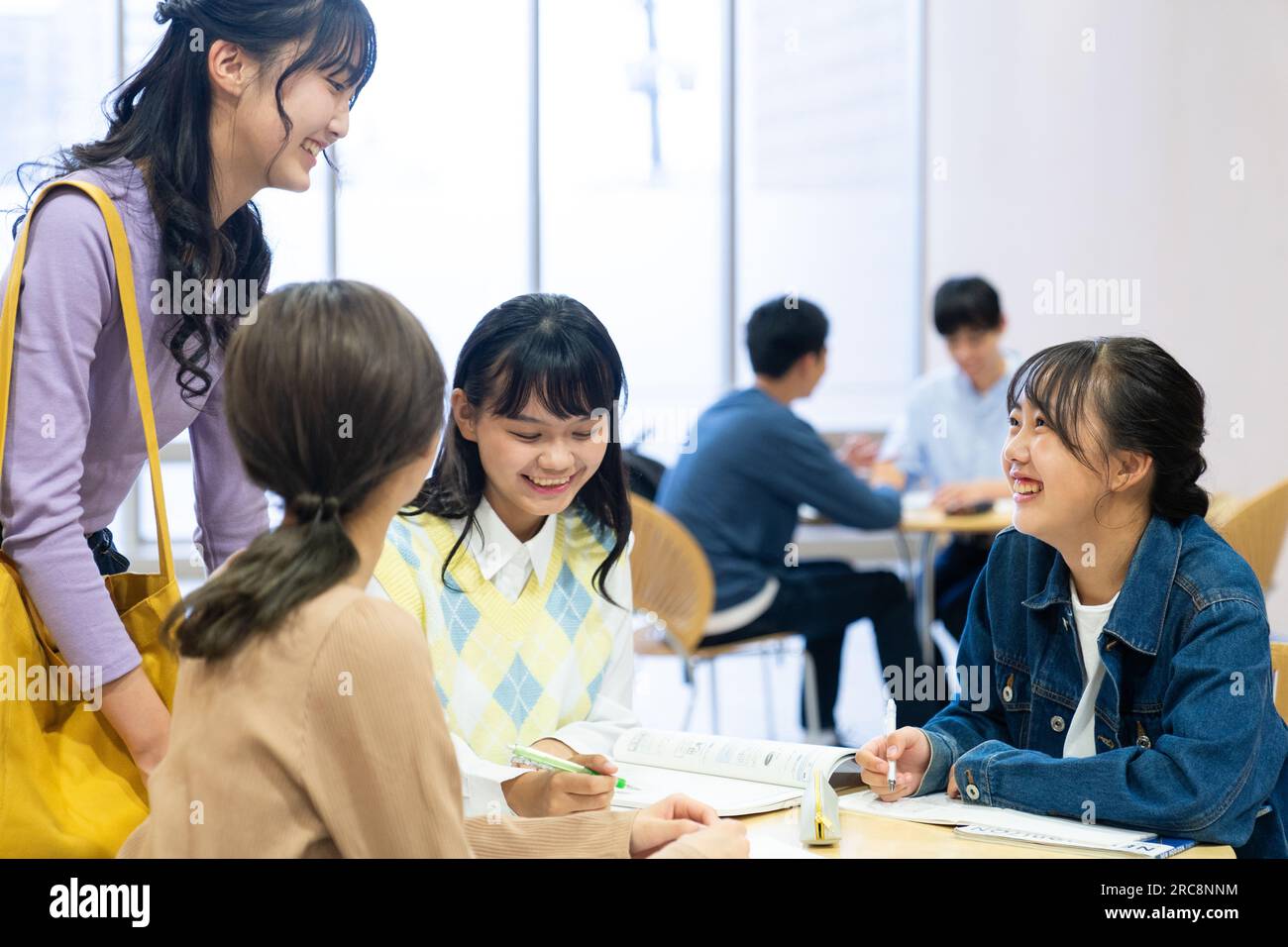 Group study 2022 hi-res stock photography and images - Alamy
