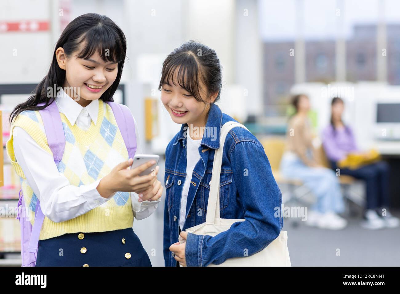 College student looking at a smart phone Stock Photo - Alamy