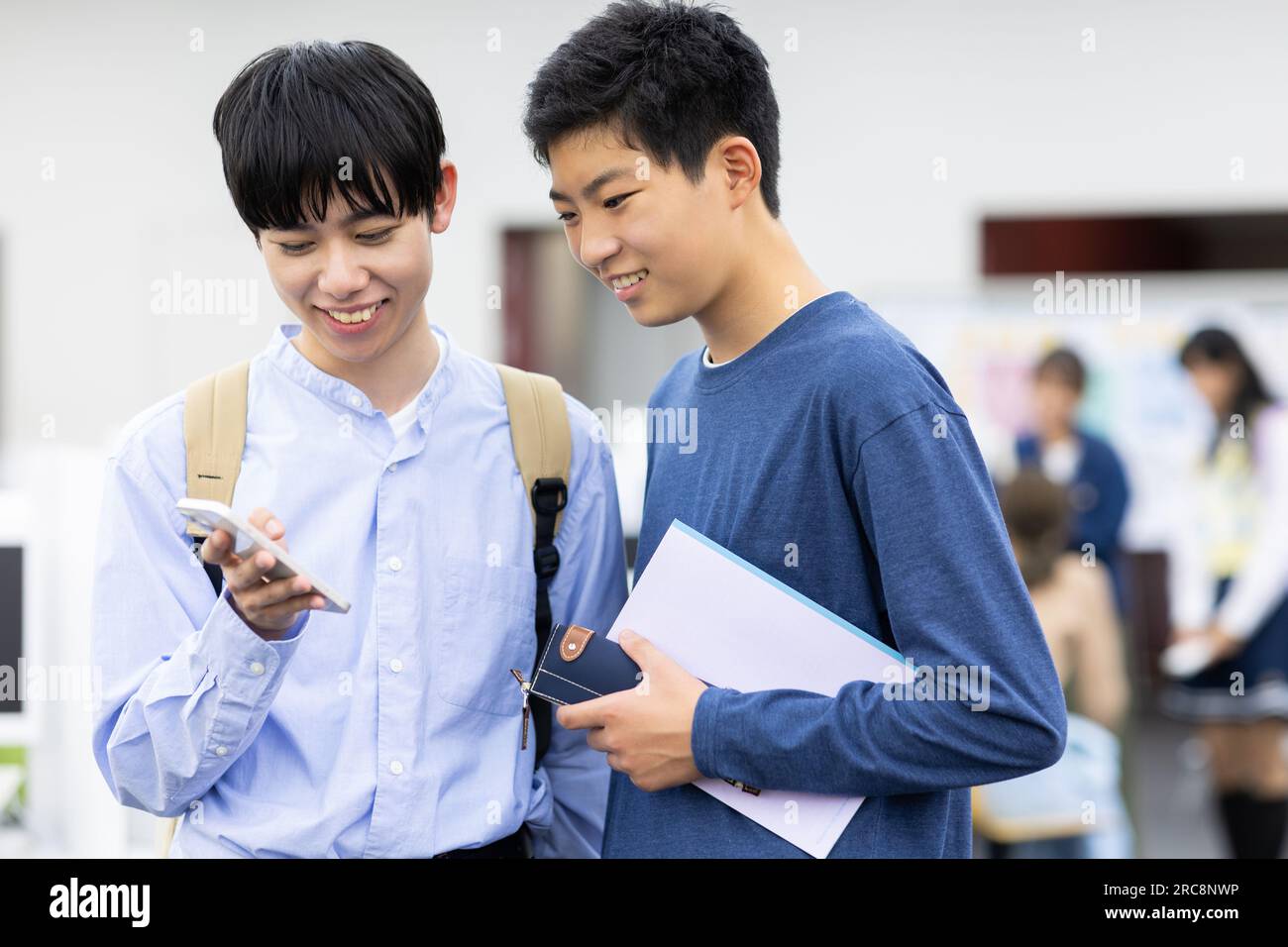 College student looking at a smart phone Stock Photo - Alamy