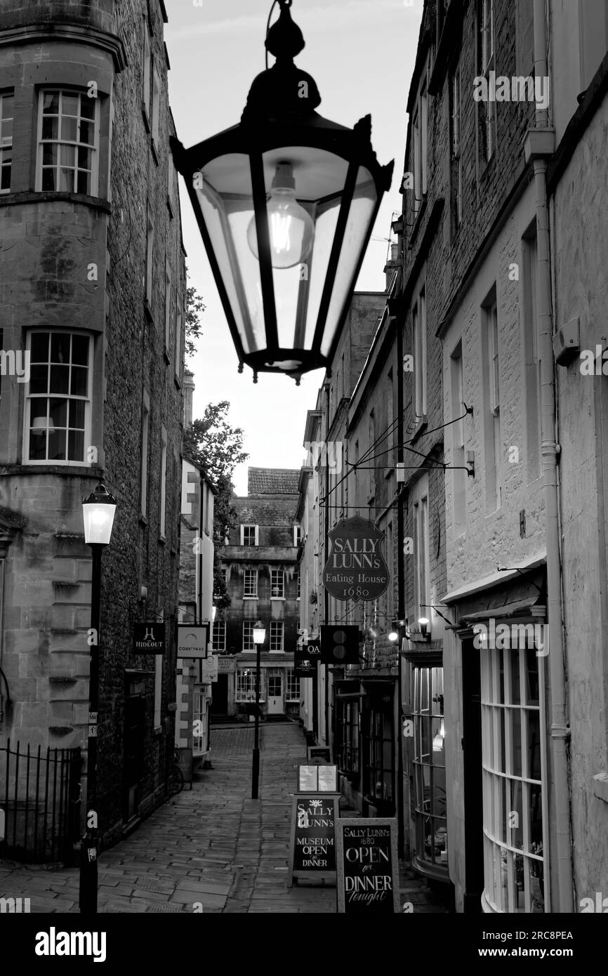 Pulteney bridge flowers hi-res stock photography and images - Alamy
