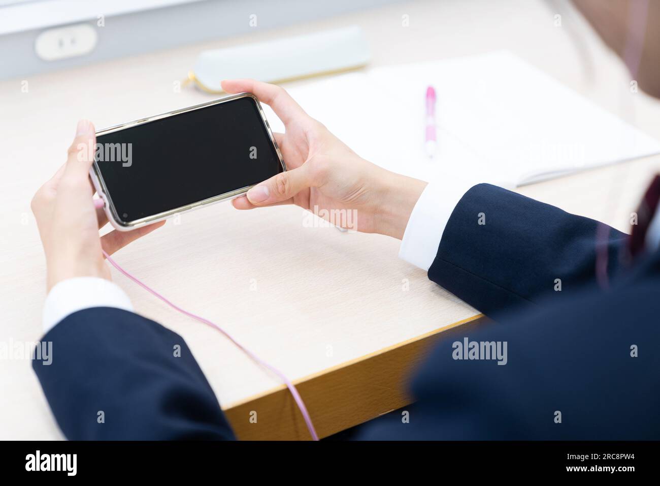 Teen girl smartphone class hi-res stock photography and images - Alamy