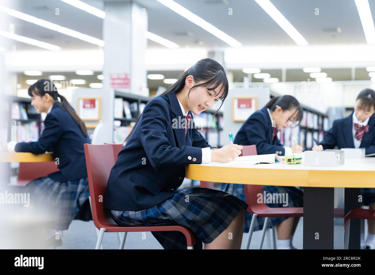Junior high students library hi-res stock photography and images - Alamy