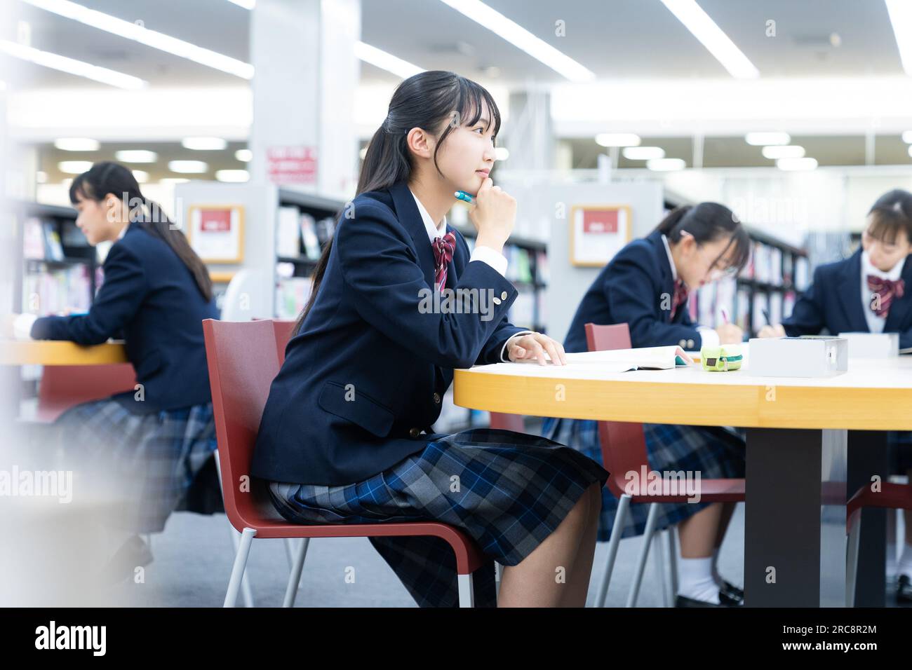 Junior high students in library hi-res stock photography and images - Alamy