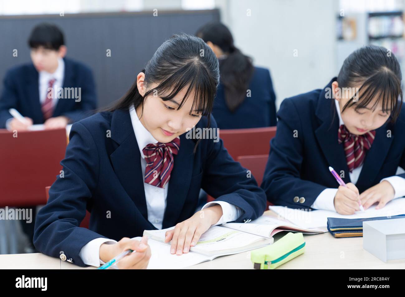 Junior high students library hi-res stock photography and images - Alamy