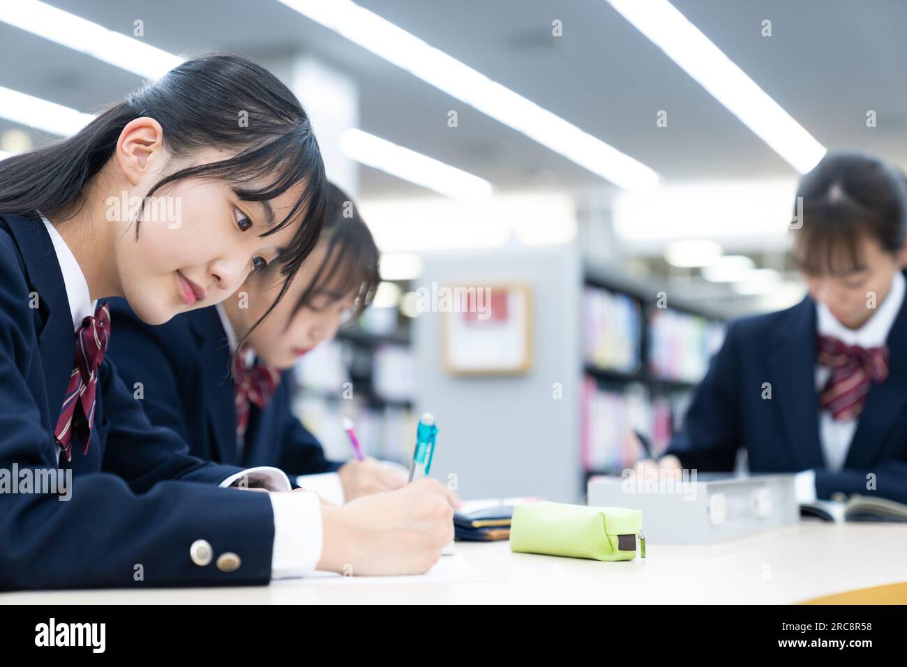 Junior high students in library hi-res stock photography and images - Alamy