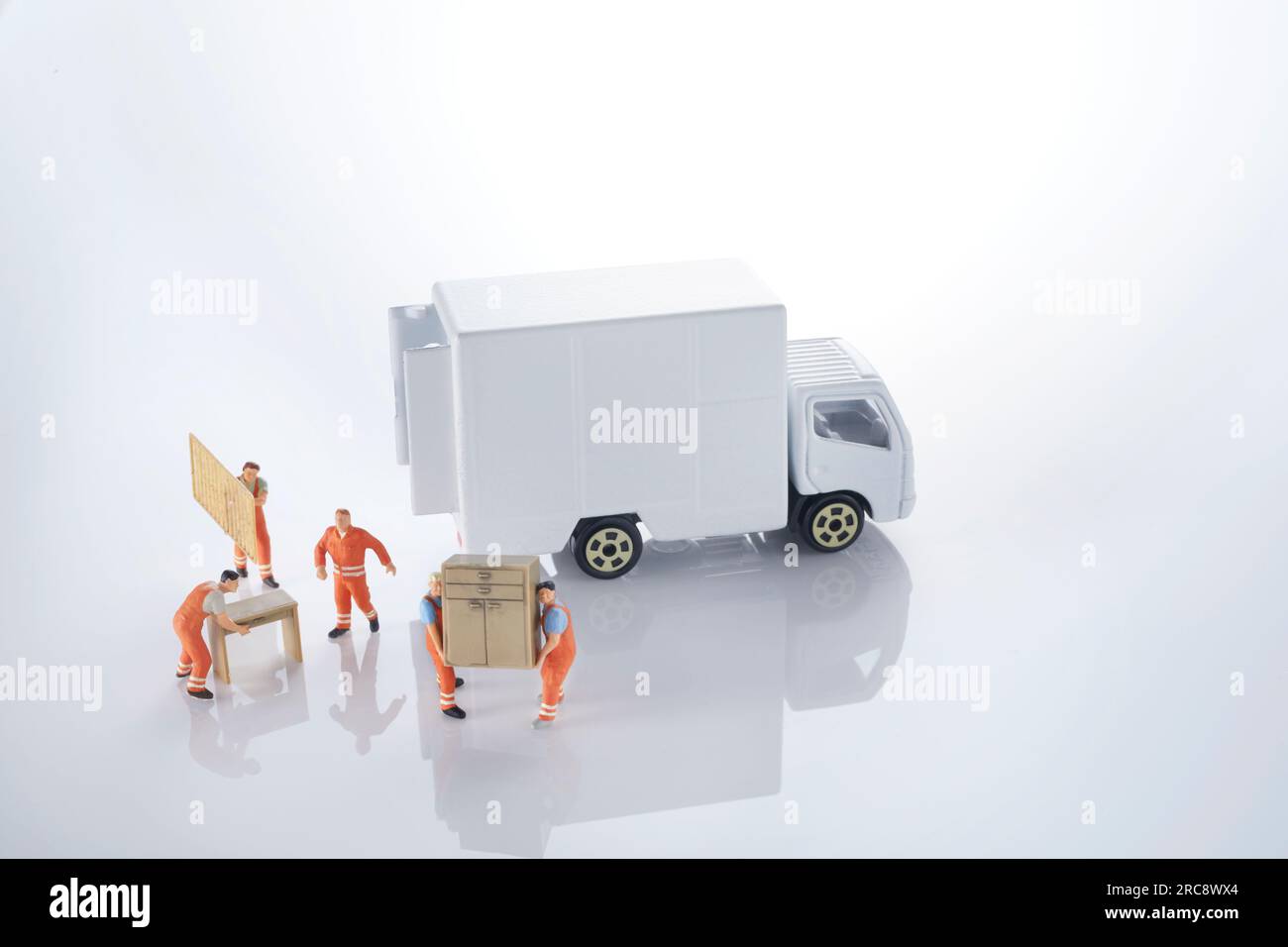 Delivery furniture hi-res stock photography and images - Alamy