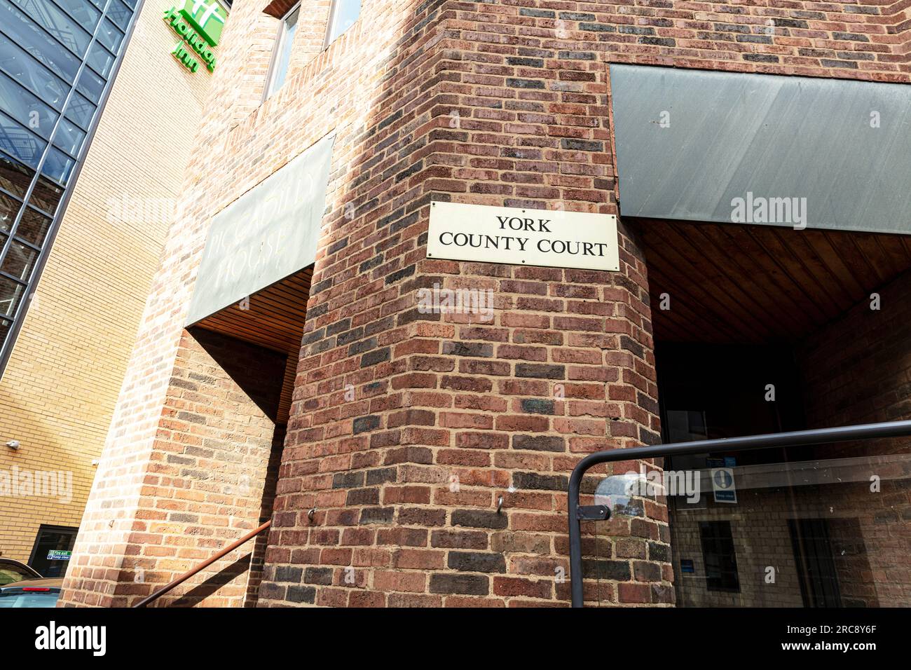 County court signs uk hi-res stock photography and images - Alamy